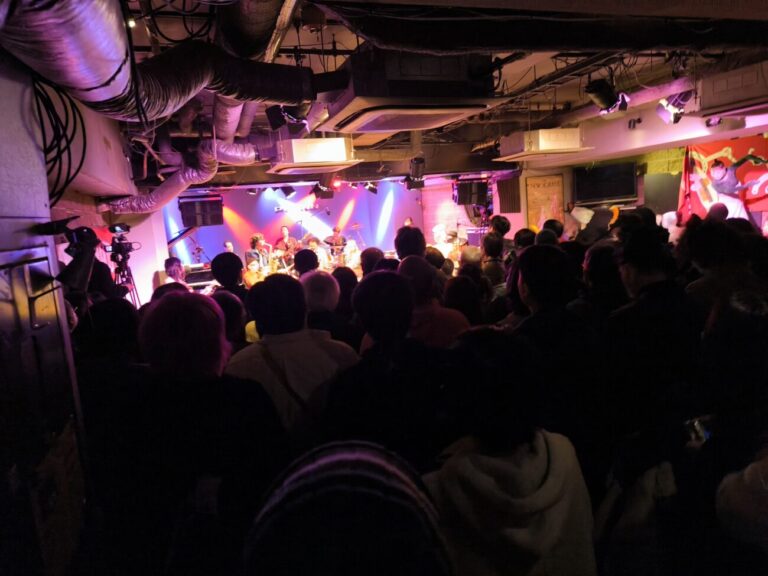 JAZZライブの【新宿pit-inn】で「渋さシラズ」を！フリーあり前衛舞踏・rockなんでもありのステージが熱かった！